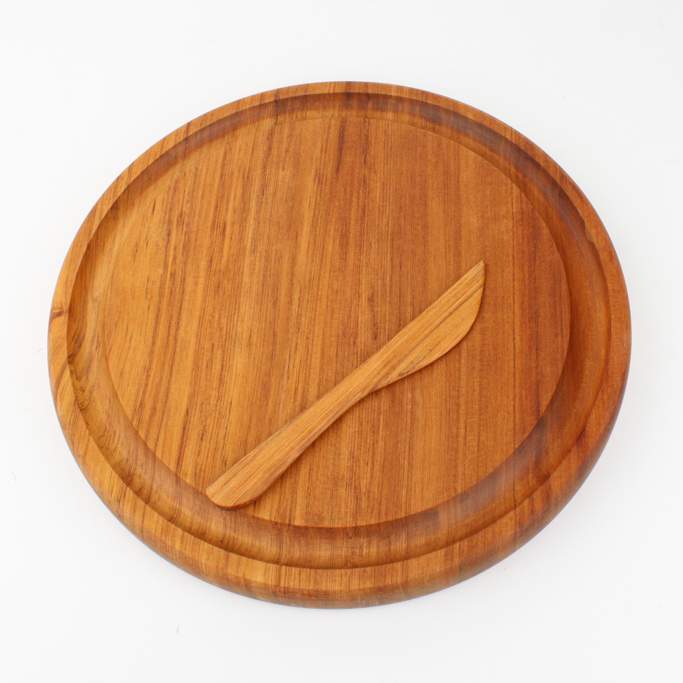 Rimu board - round 305mm – Kina NZ Design + Artspace